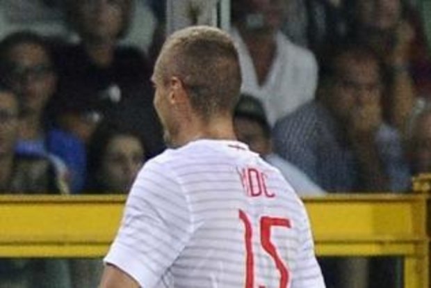 Napoli snatches win, Vidic endures miserable start