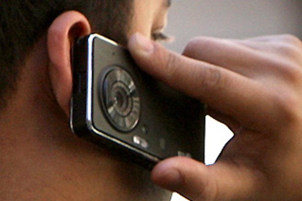 Mobile phone brain cancer warning disputed