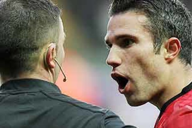 Van Persie 'lucky to be alive', angry Ferguson insists