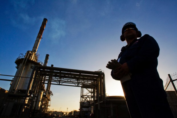 Exxon warns of refinery closure before government talks