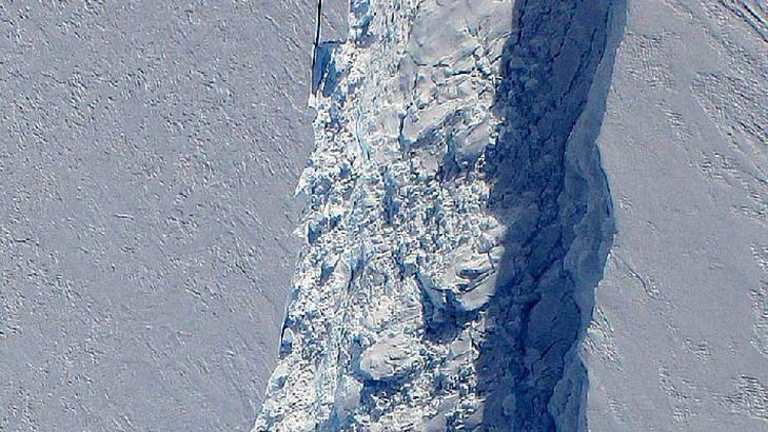 Gigantic Antarctic crack mapped for the first time