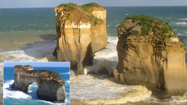 Great Ocean Road rock formation collapses into sea