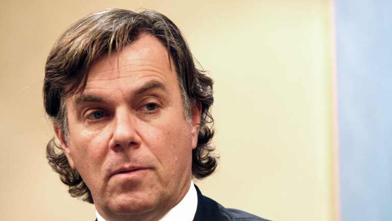 Westfield's Peter Lowy to stay with group