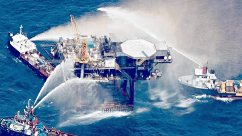 Video: Oil rig explodes in Gulf