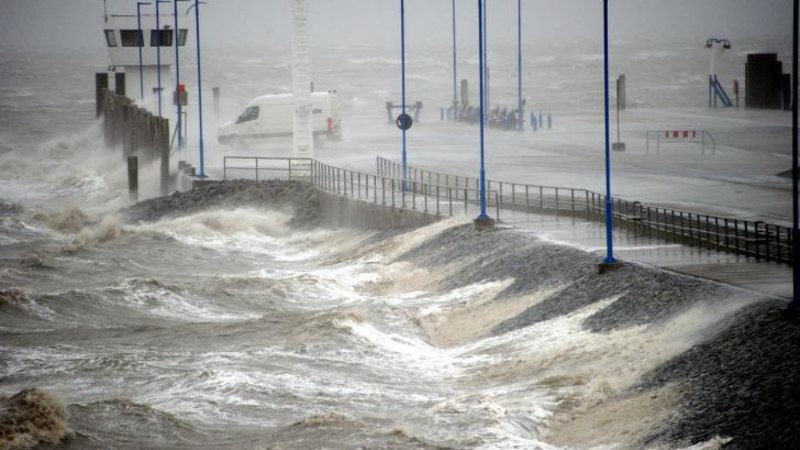 Hurricane-force winds hit Britain, closing in on Europe