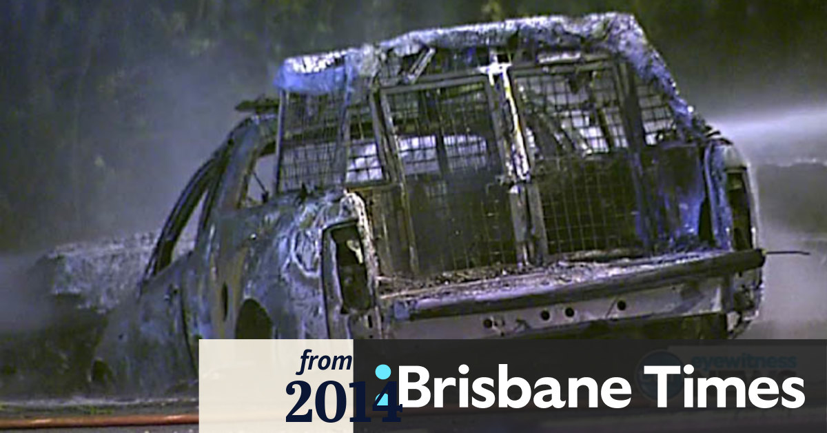 Video: Police car and 4WD burnt