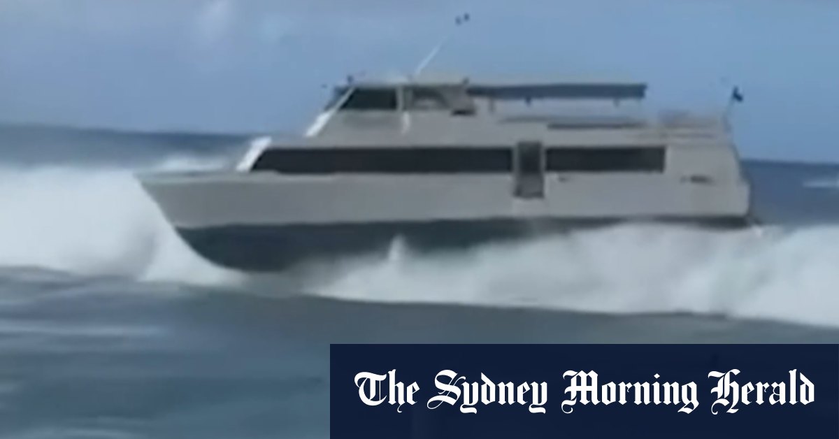 Video: Ferry grounded in Hawaii in wild waves