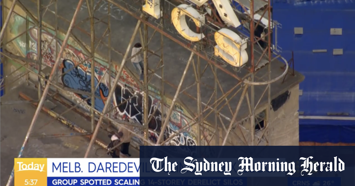 Video: Teenagers filmed scaling Melbourne's 14-storey Nylex Clock