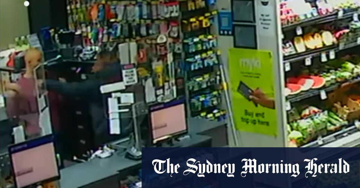 Video: Supermarket workers fight back against alleged thieves