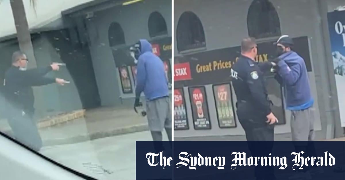 Video: Police officer pulls gun in Sydney takedown