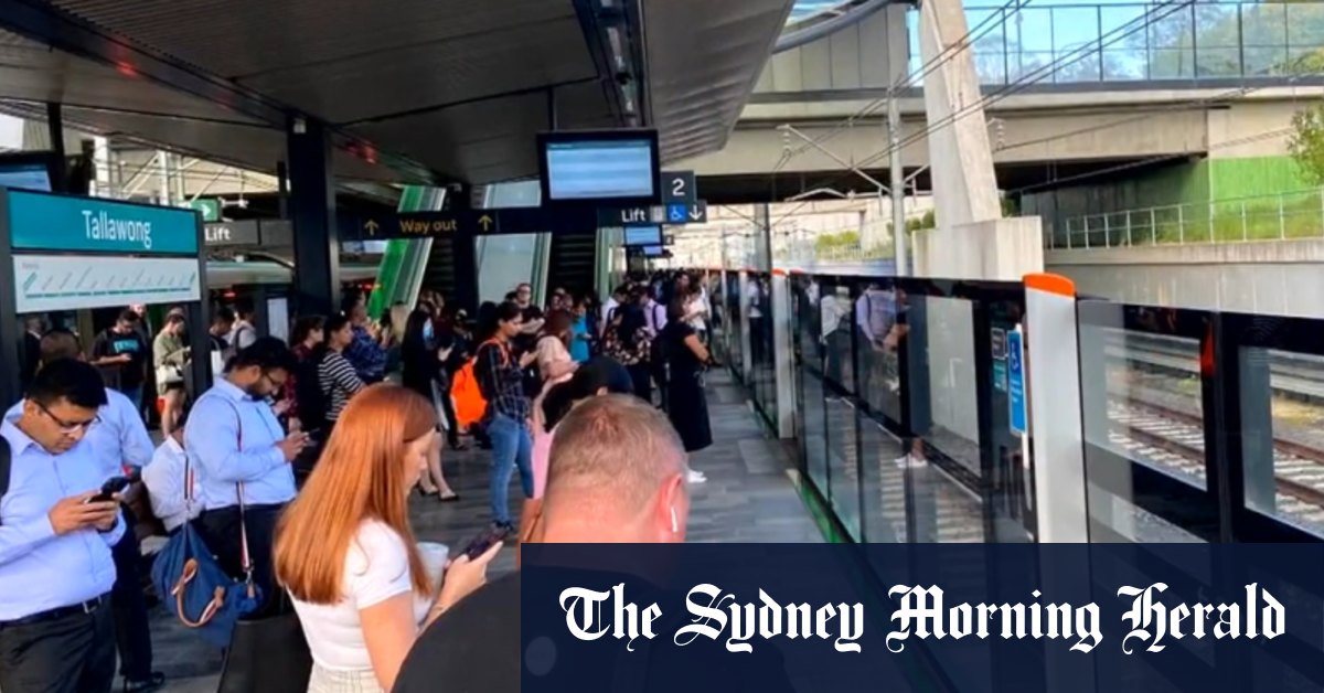 Video: Sydney Metro train commuters stranded