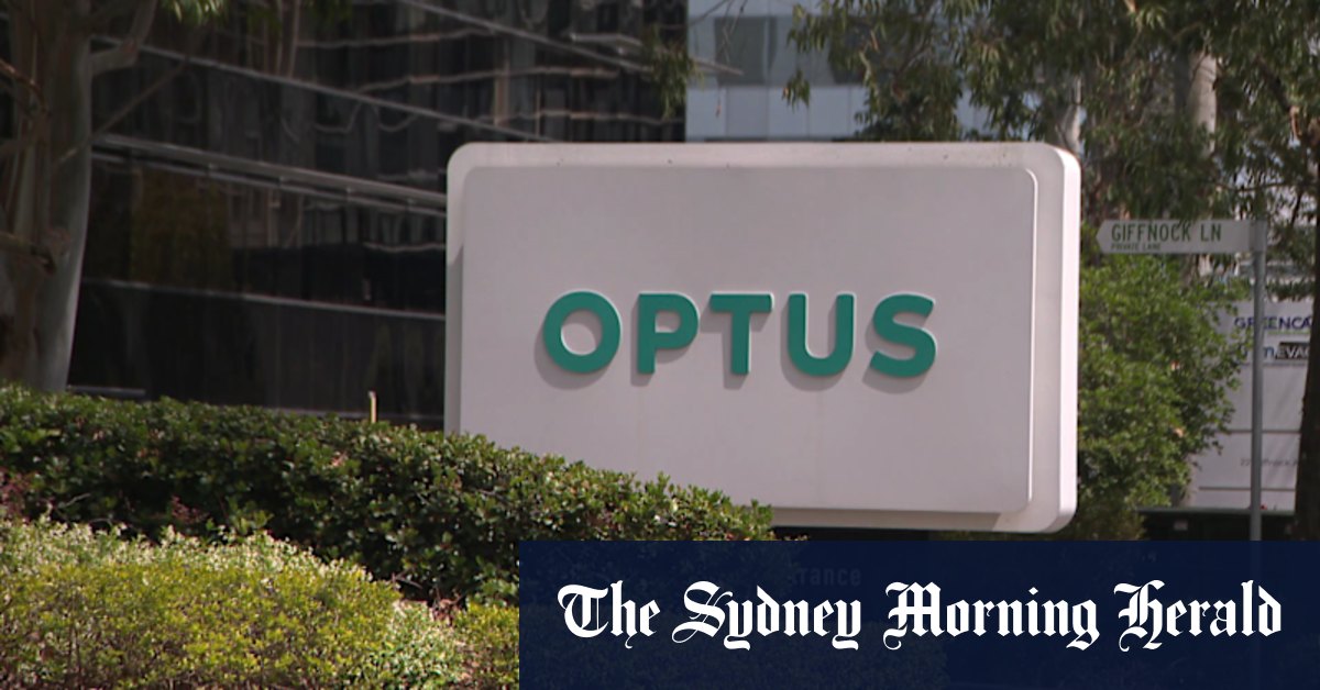 Video: Optus CEO 'must fall on his sword'