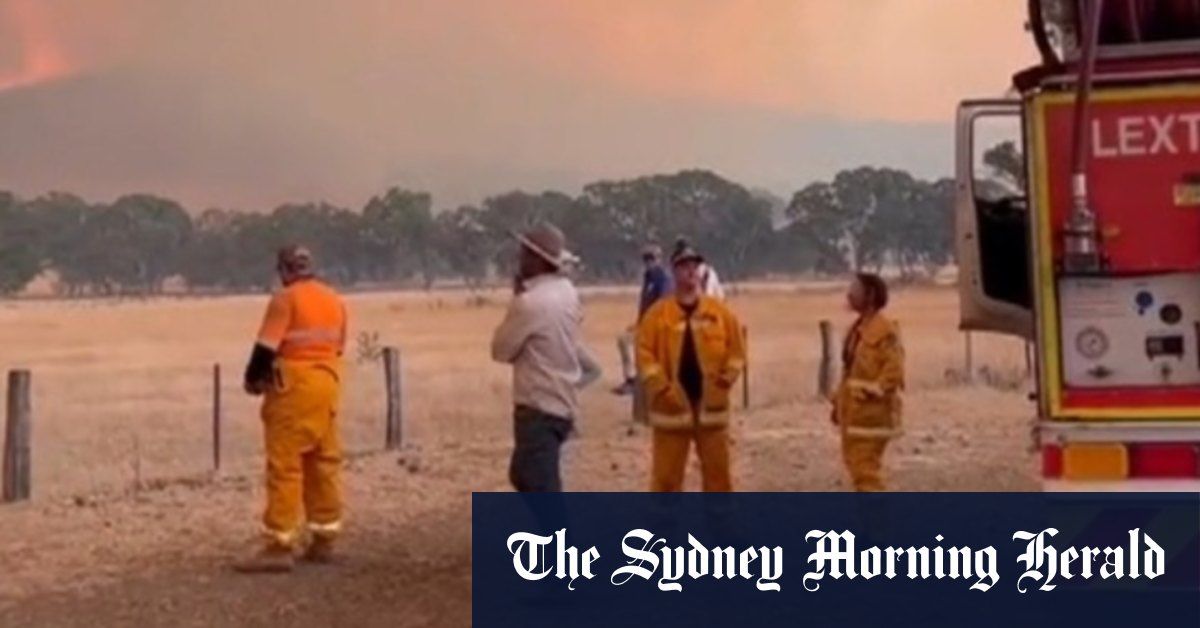 Video: Grampians fire continues to burn in Victoria