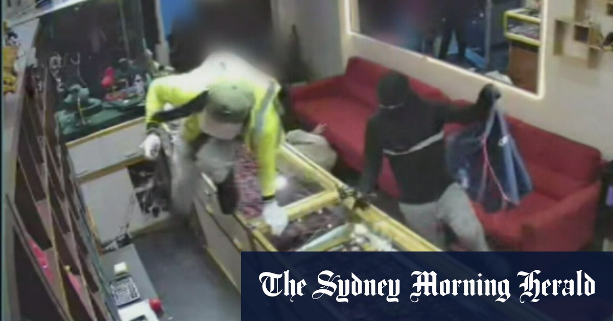 Video: Five men, teen boy arrested over jewellery store robbery