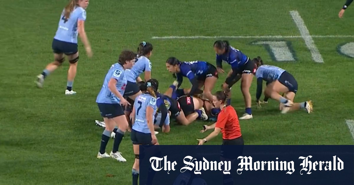 Video: Ref falls after player collision