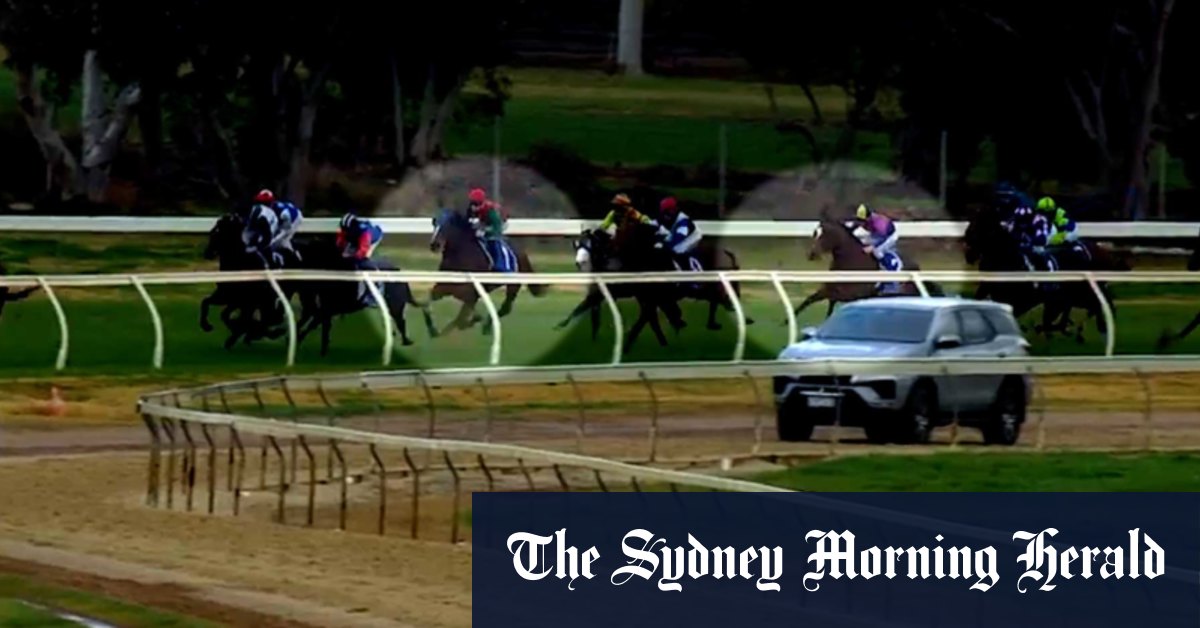 Video: Jockeys in Swan Hill race