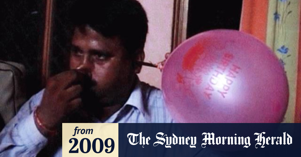 Video: Ear-mazing Indian balloon man