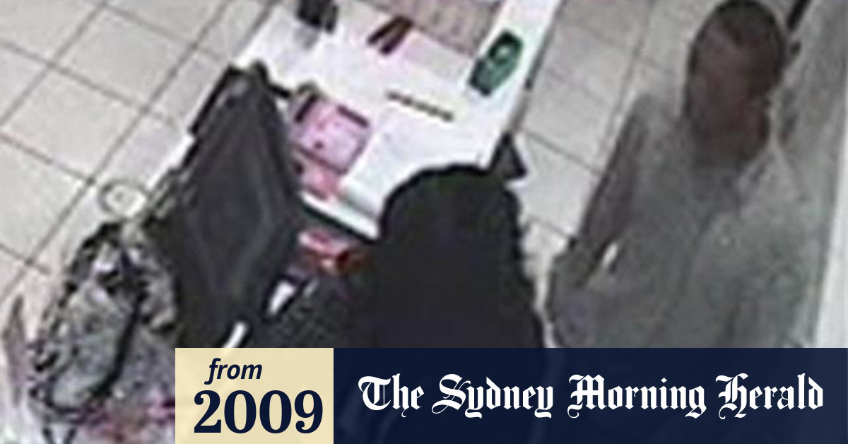 Video: CCTV: knife-wielding robbery