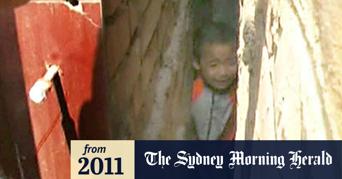 Video: Chinese boy stuck between walls
