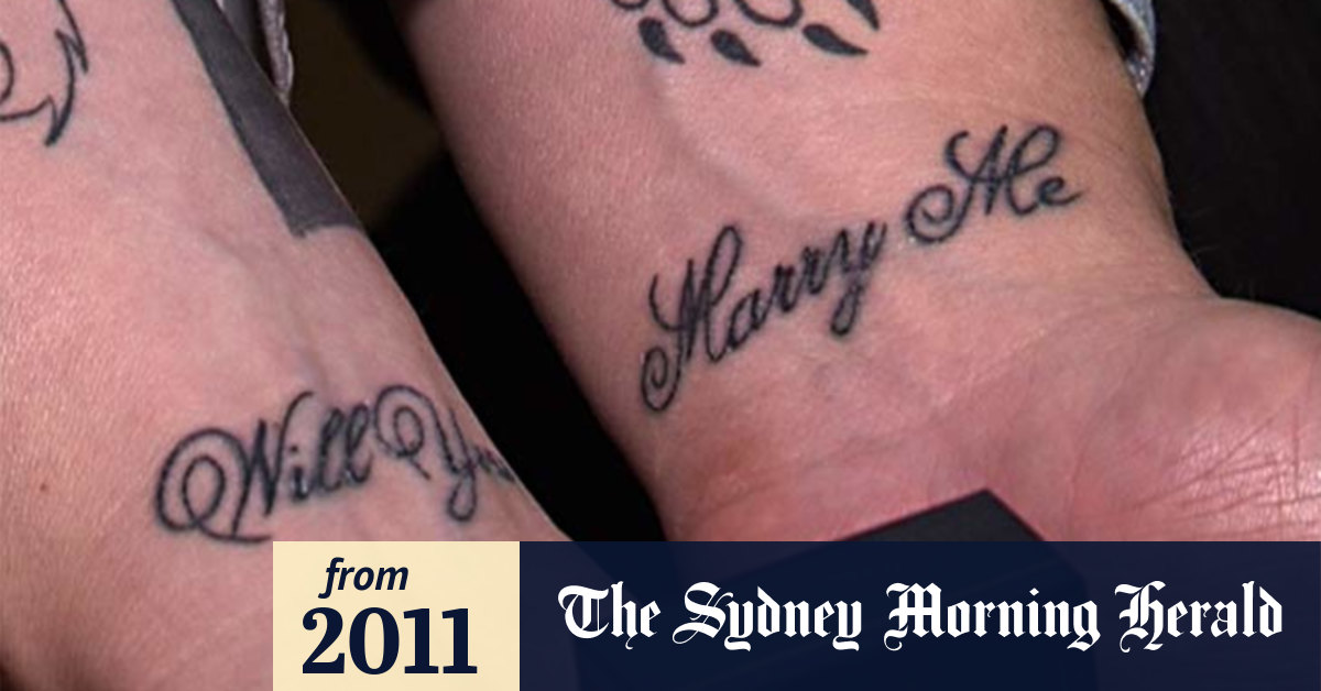 Video: Marriage proposal in a tattoo