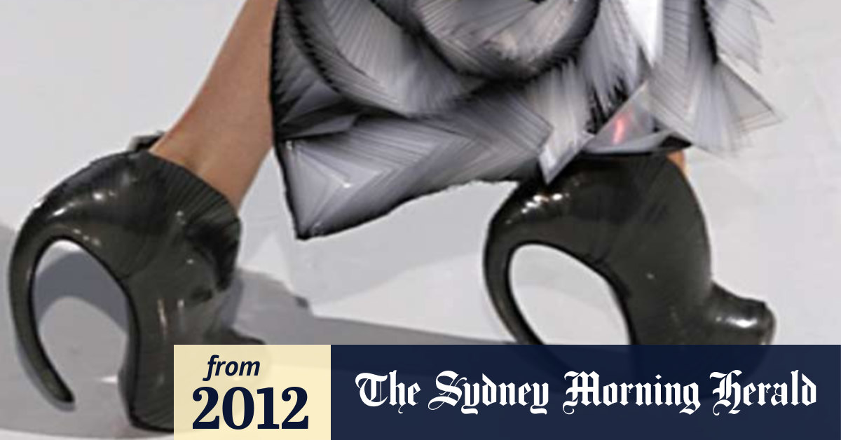 Video: Shoe shock at Paris Haute Couture