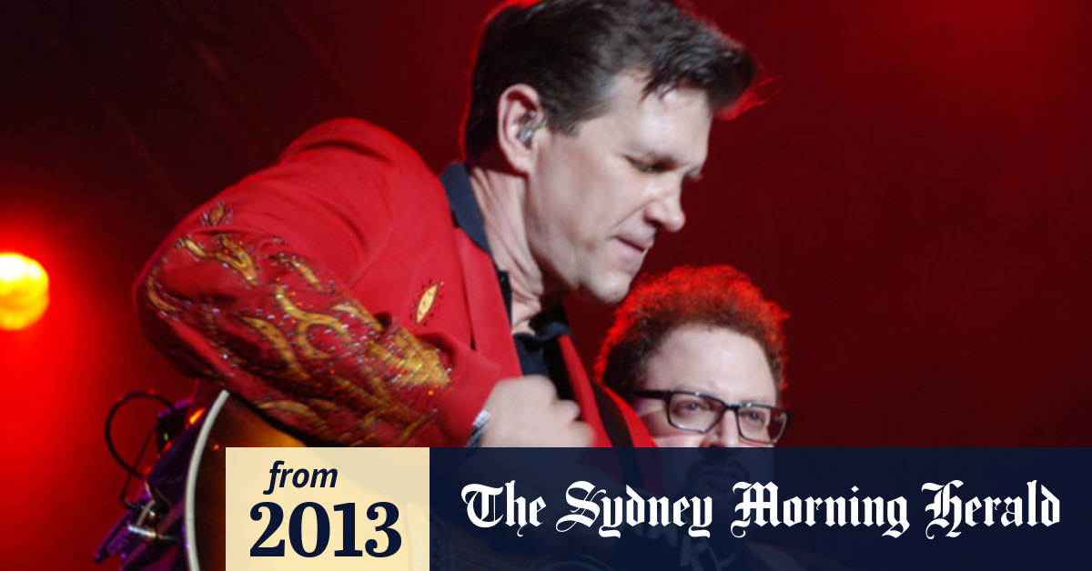 Video: Chris Isaak arrives in Melbourne