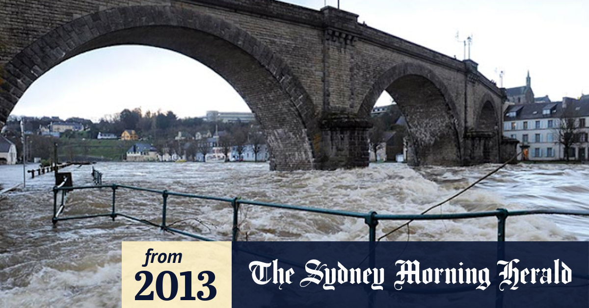 Video: Thousands stranded in UK Christmas floods