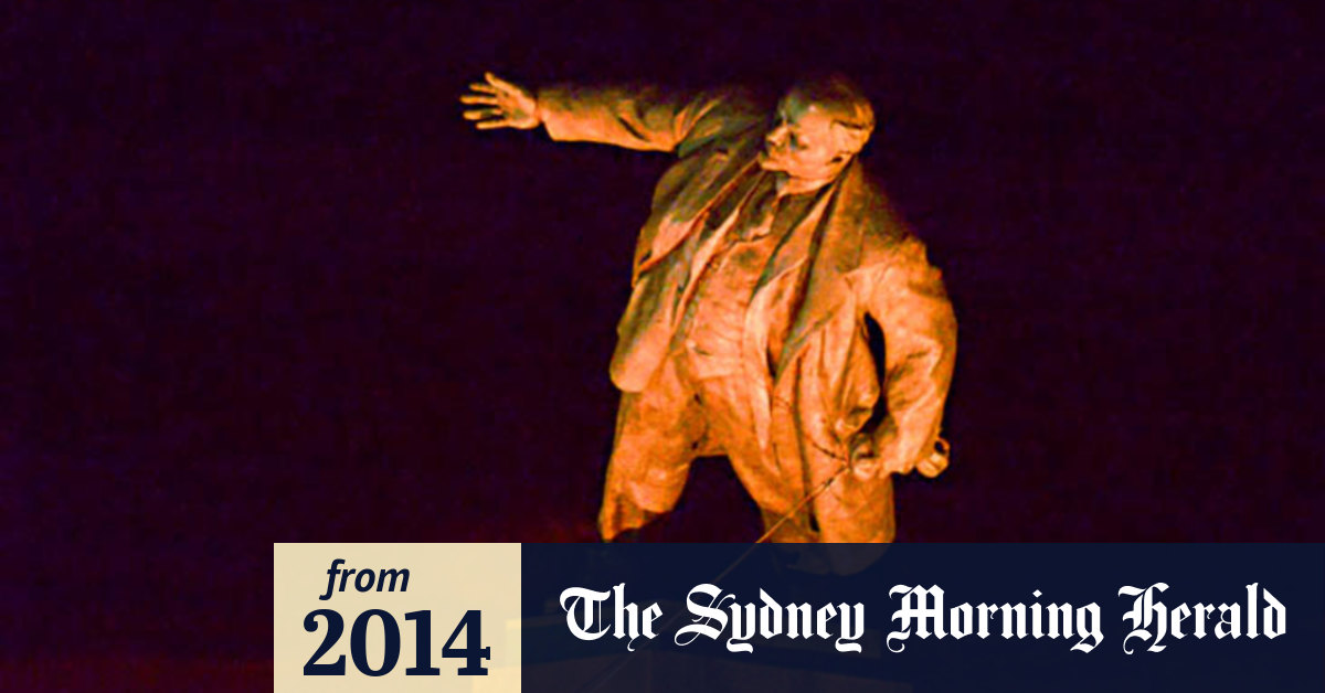 Video: Ukrainians topple Lenin statue