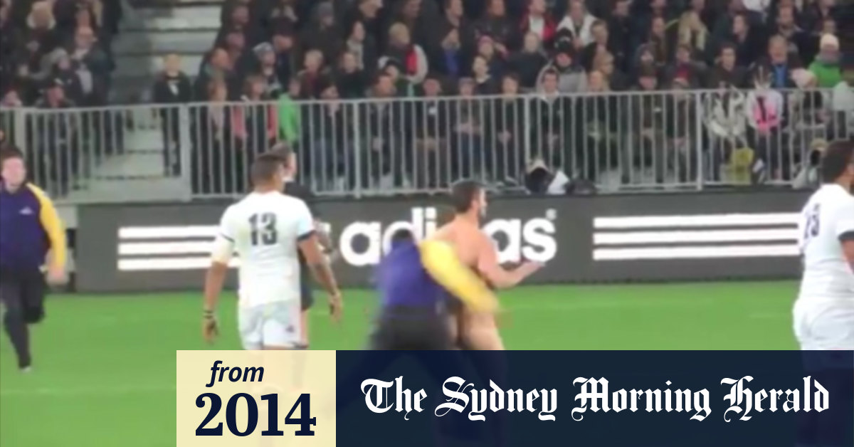 Video: Streaker tackled by security in New Zealand