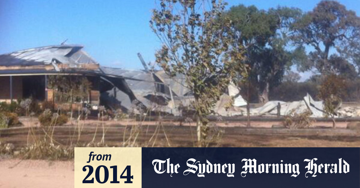 Video: Bushfire destroys family's home