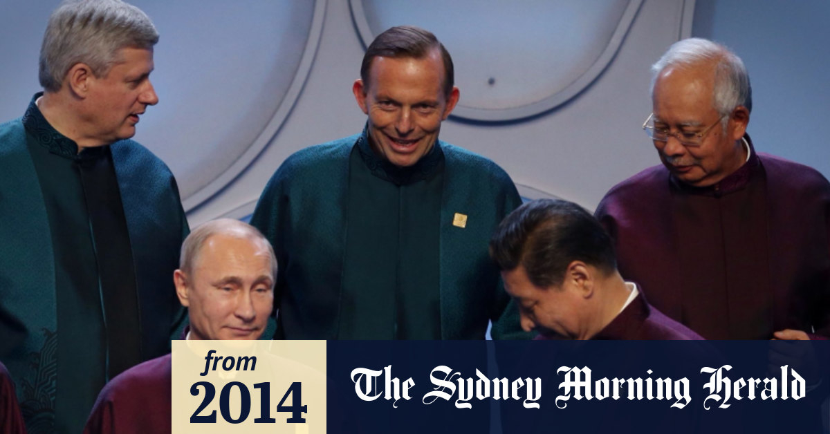 Tony Abbott's close encounter with Vladimir Putin at APEC leaders' portrait