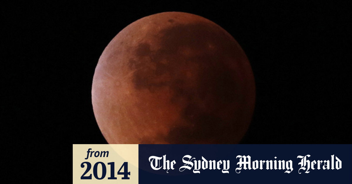 Video: Red moon rising in Melbourne