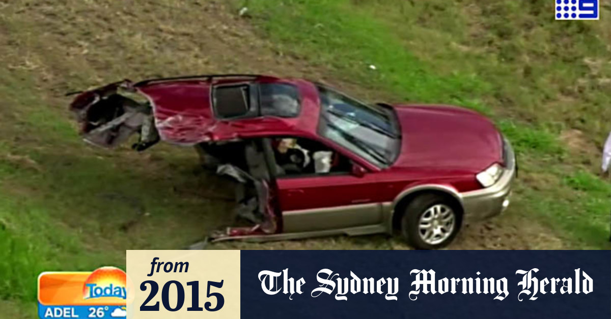 Video: Car splits in two during pursuit