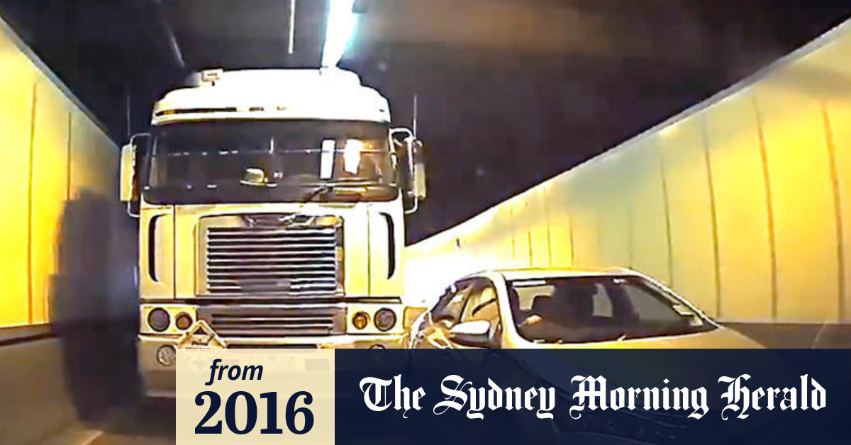 Video: Truck and car fight for a lane