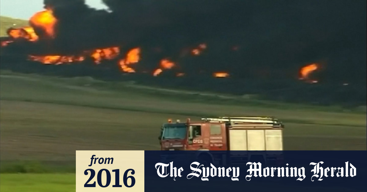 Video: Fire rages in Spanish tire dump