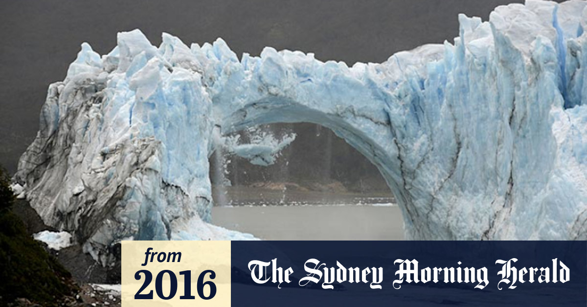 Video: Ice bridge crashes down