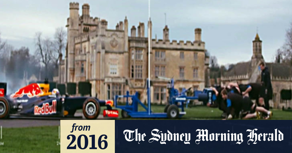 Video: F1 car vs Bath rugby team