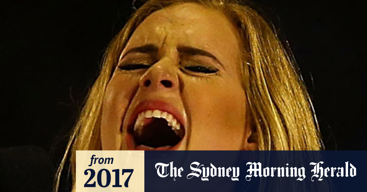 Video: Adele attacked by blood sucking mozzies