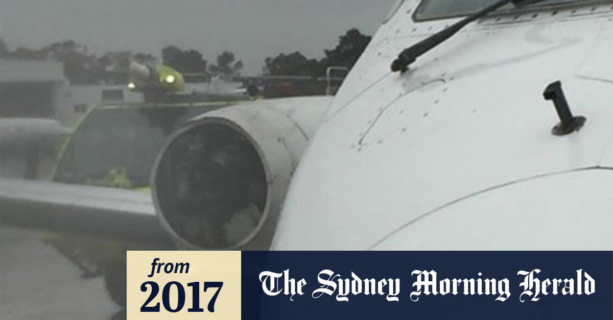 Video: Plane lands without its propeller