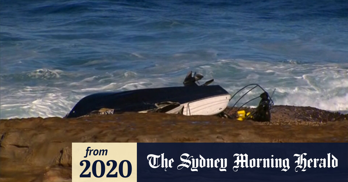 Video: Boat smashes onto rocks in Botany Bay