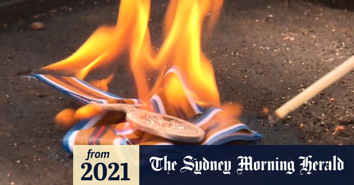 Video: Australian war veteran burns war medals