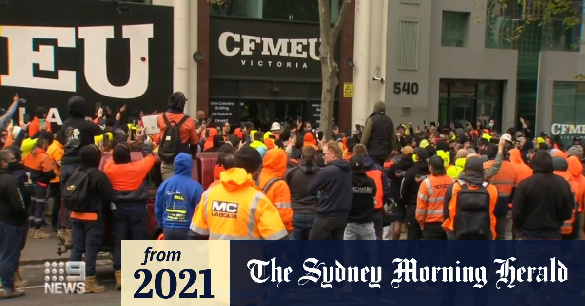 Video: Hundreds of tradies protest outside Melbourne union office