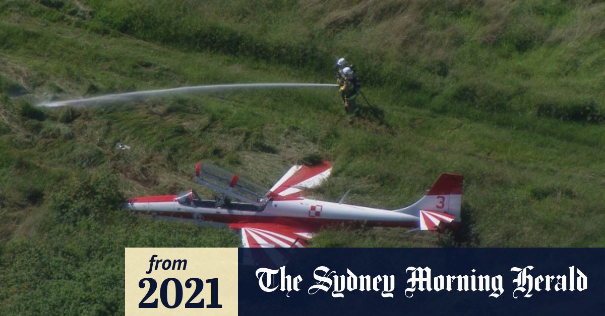 Video: Pilots escape injury after plane crashes into field