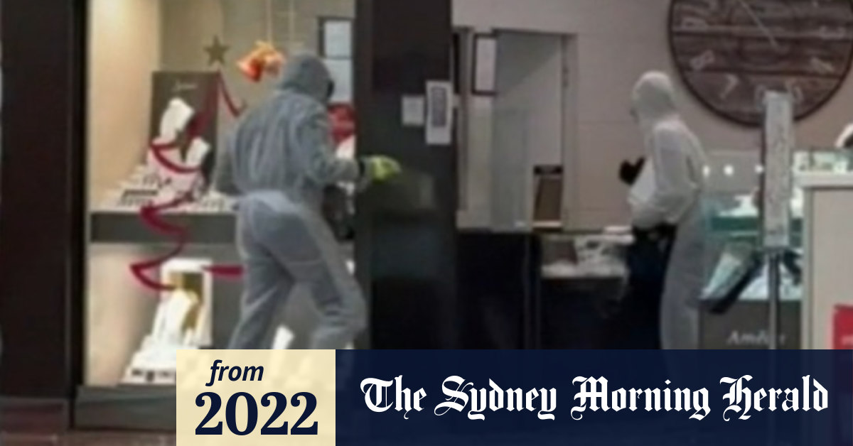 Video: Footage shows shocking jewellery heist in Melbourne shopping centre