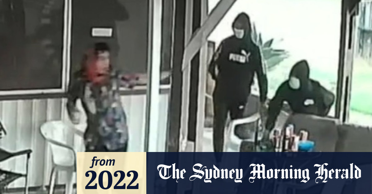 Video: Man bashed by thugs leaving him left bruised and bloodied