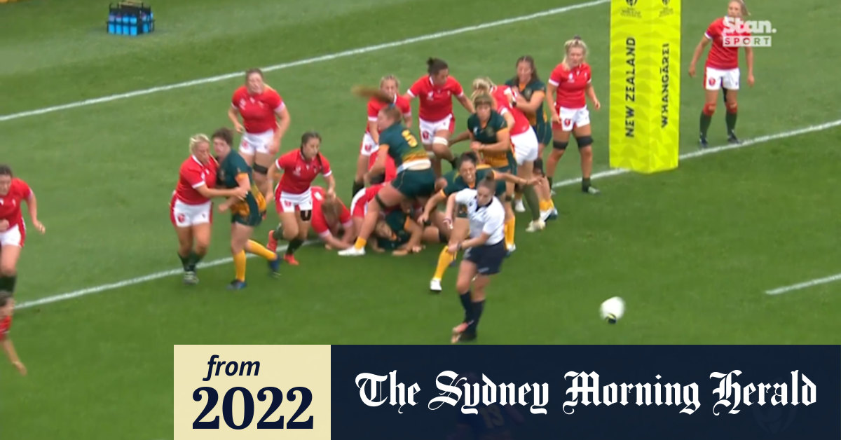 Video: Wayward ref costs Australia try