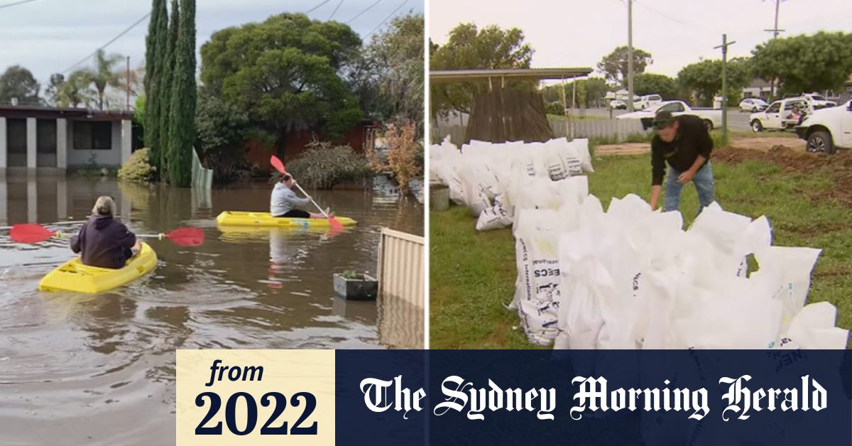 Video: Echuca residents continue to build levee bank as thousands flee ...