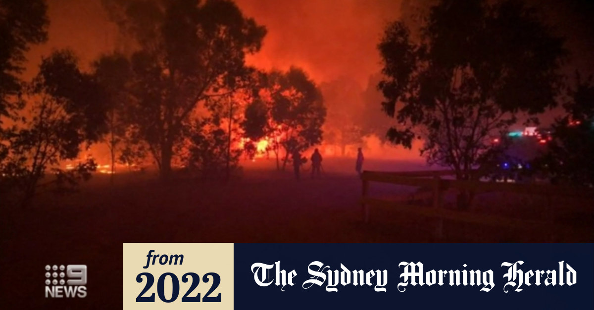 Video: Hundreds evacuated as fire burns in WA town of Dunsborough