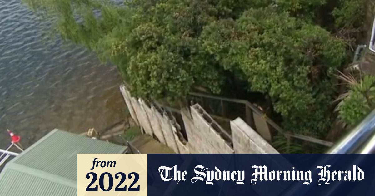 Video: Fight over fence between Sydney waterfront properties escalates