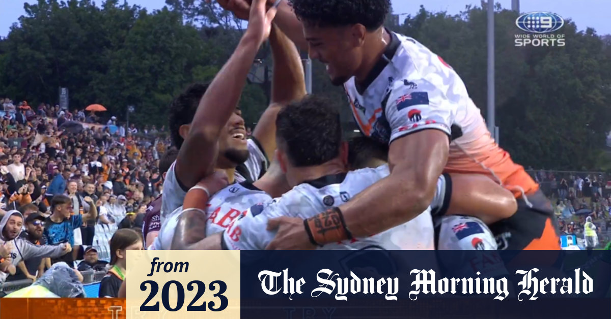 Video: Staines flies over the tryline